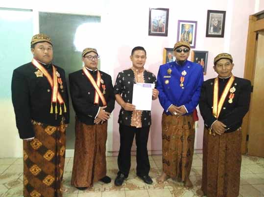 Abdi Dalem Keraton Surakarta Somasi Pemakai Atribut Kasunanan