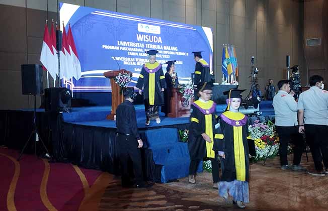 Universitas Terbuka (UT) Malang Wisuda 1.528 Mahasiswa
